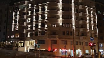 Fachada do alojamento (tarde/noite)