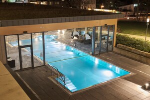 Piscina interior, piscina exterior 