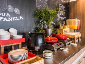 Pequeno-almoço tipo buffet diário mediante uma taxa 