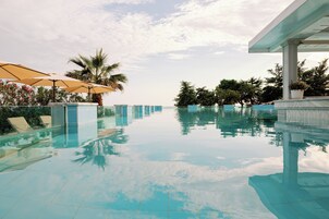 3 bares/lounges, 2 bares ao lado da piscina