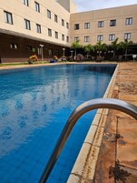 Piscina exterior, espreguiçadeiras 