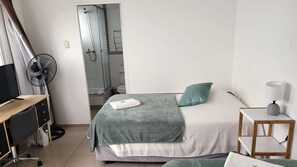 Quarto casal | Escrivaninha, espaço de trabalho para notebook, Wi-Fi de cortesia