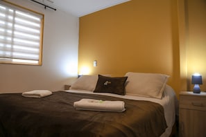 Quarto casal, 1 cama Queen | Escrivaninha, espaço de trabalho para notebook, Wi-Fi de cortesia