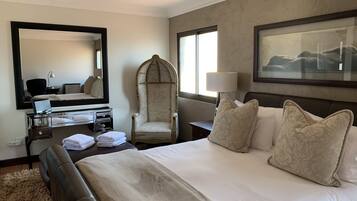 Quarto Duplo Exclusivo, 1 cama queen-size | Roupa de alta qualidade, edredões de penas, cofre no quarto