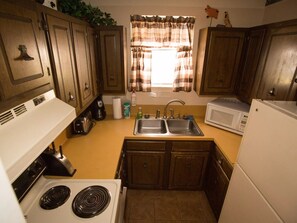 Um frigorífico, um micro-ondas, um forno, uma placa de cozinha 