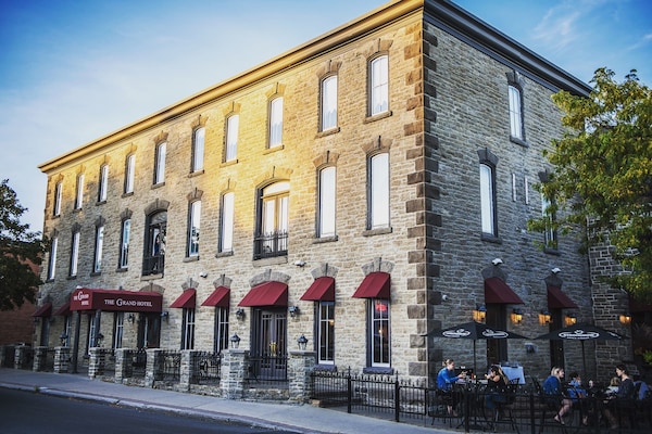 The Grand Hotel - Carleton Place