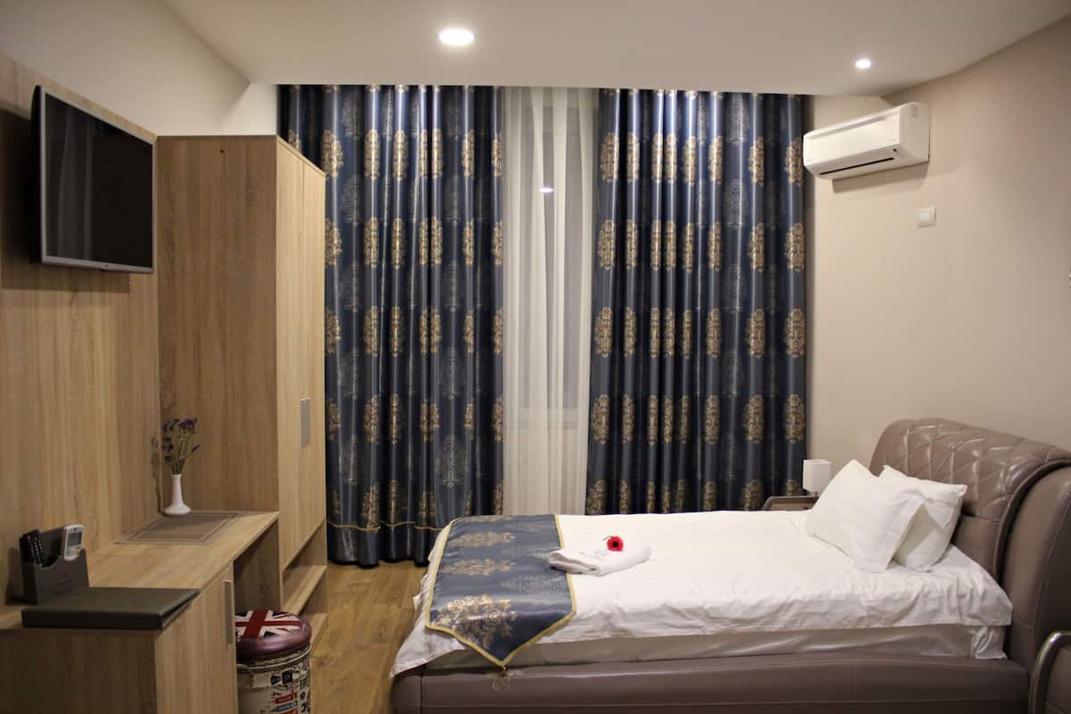 Quarto solteiro luxo, 1 cama King, para fumantes | 1 quarto, roupas de cama premium, cofres nos quartos, escrivaninha
