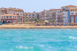 Uma praia privada, guarda-sóis de praia 
