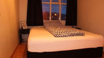 Apartamento Comfort, 2 quartos | Casa de banho | Um polibã, um chuveiro fixo, artigos de higiene pessoal grátis