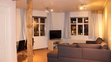 Apartamento Comfort, 2 quartos | Sala | TV de ecrã plano, Netflix