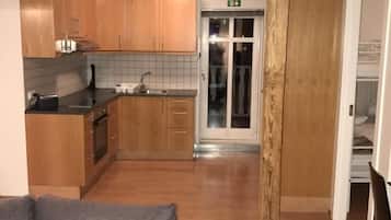 Apartamento Comfort, 2 quartos | Cozinha privada | Um frigorífico, uma placa de cozinha, uma chaleira elétrica
