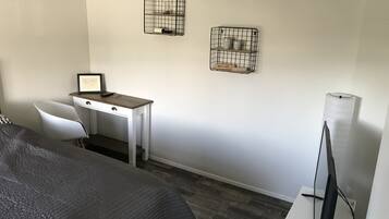 Apartamento conforto, várias camas | Sala de estar | TV de tela plana, Netflix