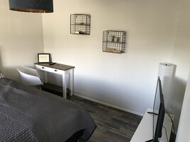 Apartamento conforto, várias camas | Sala de estar | TV de tela plana, Netflix