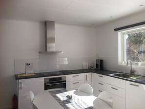 Suite-Estúdio Superior, 1 quarto, cozinha, no rés do chão | Kitchenette privada | Um frigorífico, um micro-ondas, um forno, uma placa de cozinha 