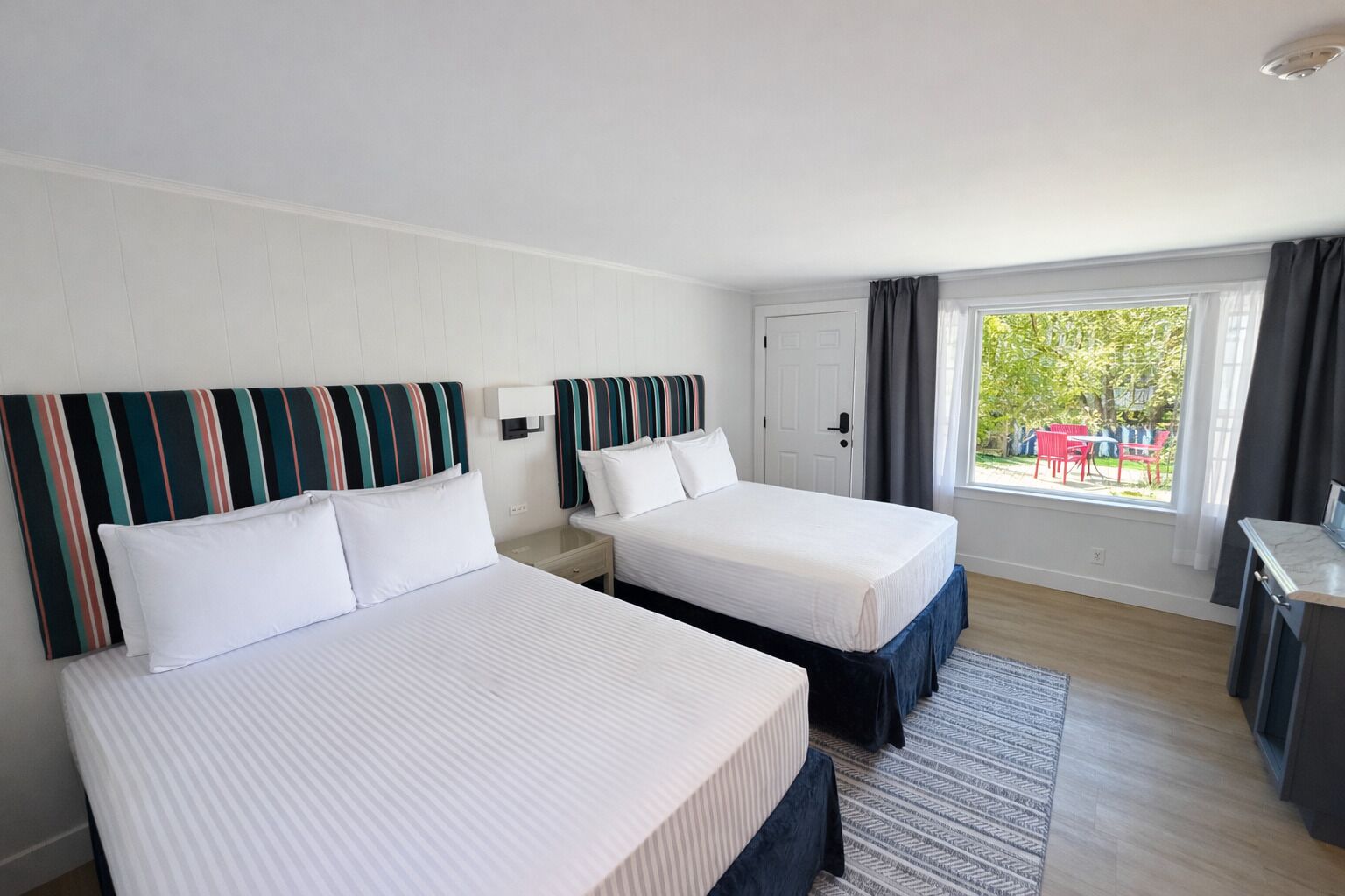 Traditional Double Room, 2 Double Beds, Courtyard View | Roupa hipoalergénica, camas de colchão pillowtop, minibar 