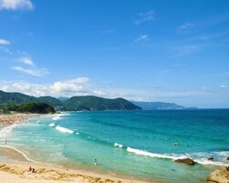 Perto da praia, areia branca 