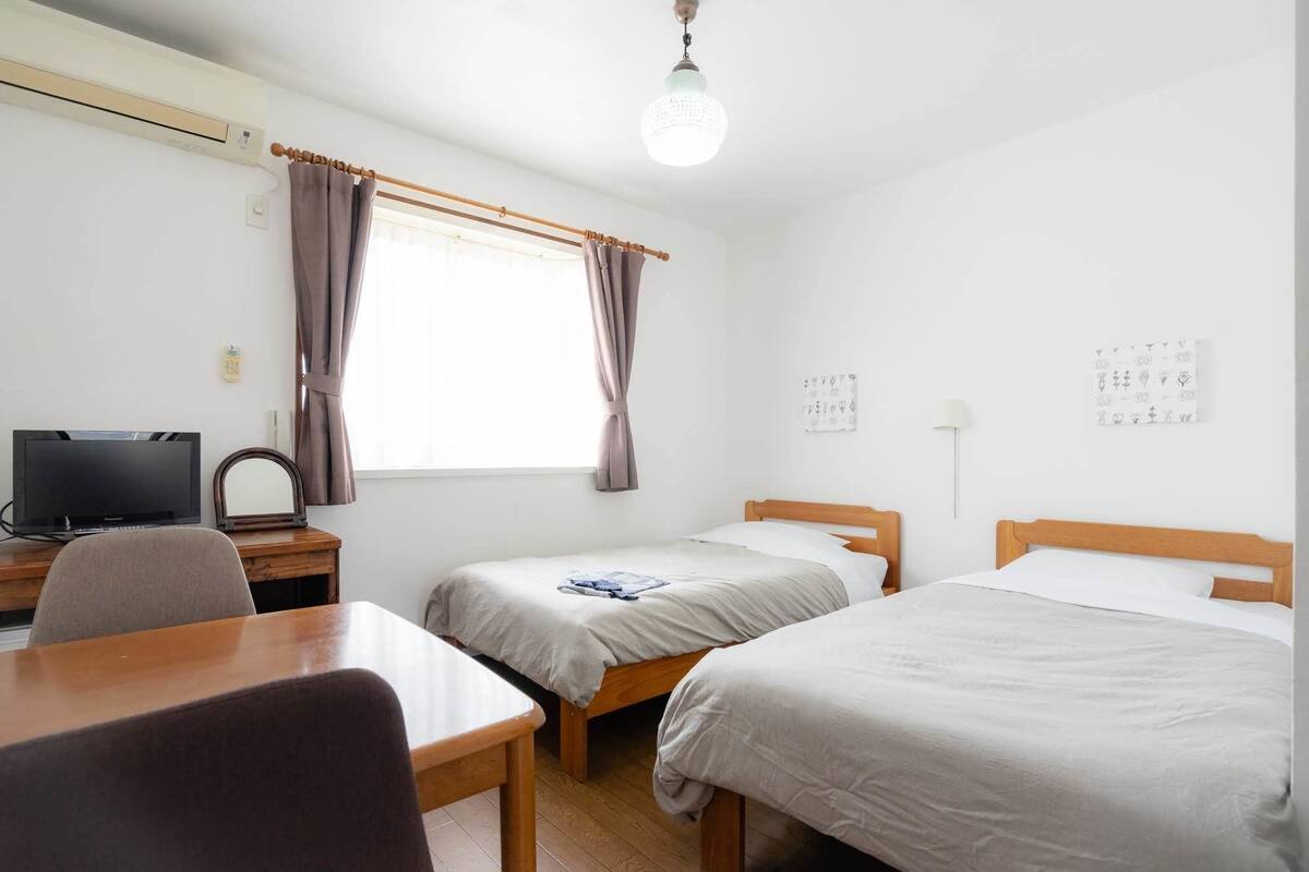 Quarto Twin | Edredões de penas, Wi-fi grátis 