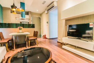 Apartamento, 2 quartos | Área de estar | TV LCD