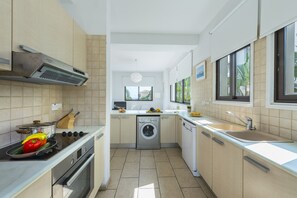 Villa, 3 quartos, piscina privativa | Refeições no quarto