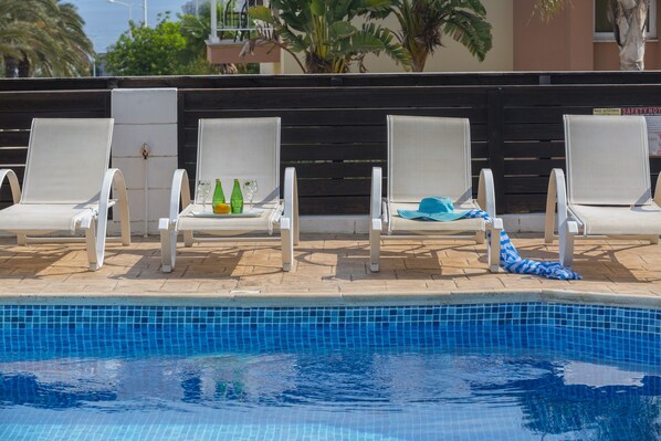 Terraço com espreguiçadeiras