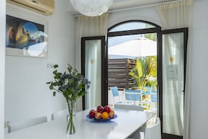 Villa, 3 quartos, piscina privativa | Sala de estar | TV de ecrã plano, leitor de DVD