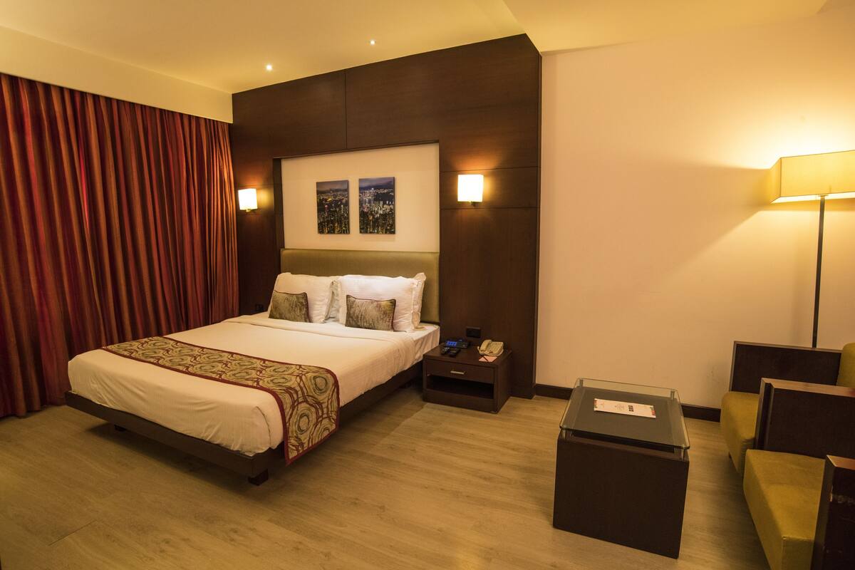 Quarto superior, vista para a cidade | Roupas de cama premium, frigobar, cofres nos quartos, escrivaninha