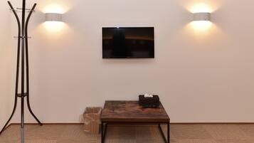 Quarto família (No Housekeeping During Stay) | Área de estar | TV de tela plana