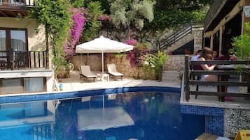 Piscina exterior, da(s) 11:00 à(s) 20:30, guarda-sóis, espreguiçadeiras