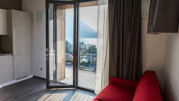 Suíte estúdio, 1 cama Queen e sofá-cama, vista para o lago | Área de estar | TV de tela plana