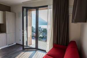 Suite-Estúdio, 1 cama queen-size, vista para o lago | Sala de estar | TV de ecrã plano 