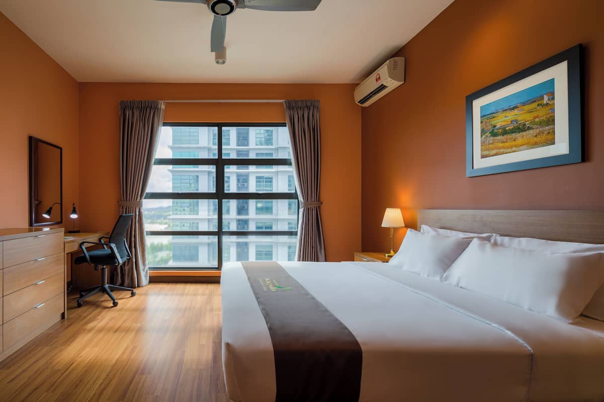 Premier King Suite | Cofres nos quartos, escrivaninha, ferros/tábuas de passar roupa