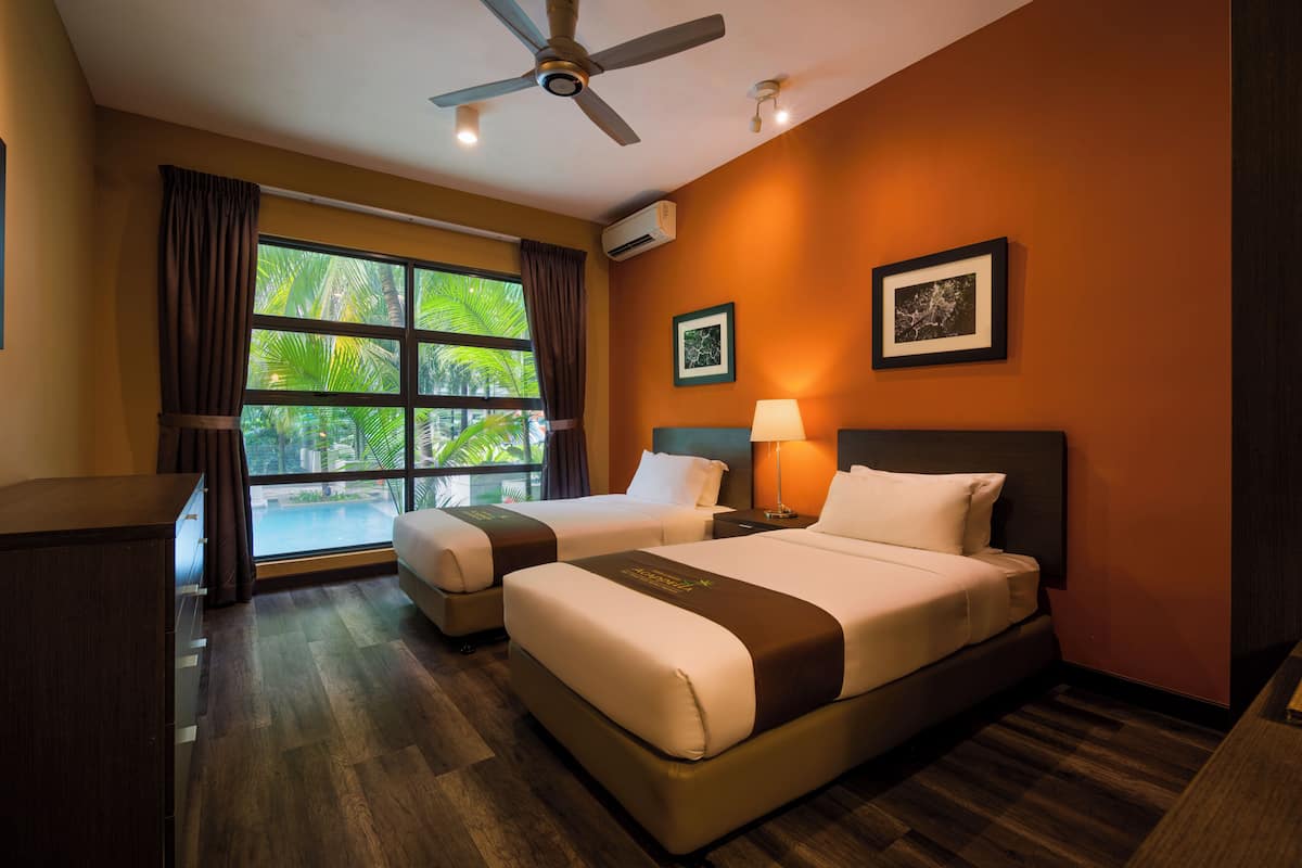 Suíte família, 2 quartos (Deluxe) | Cofres nos quartos, escrivaninha, ferros/tábuas de passar roupa