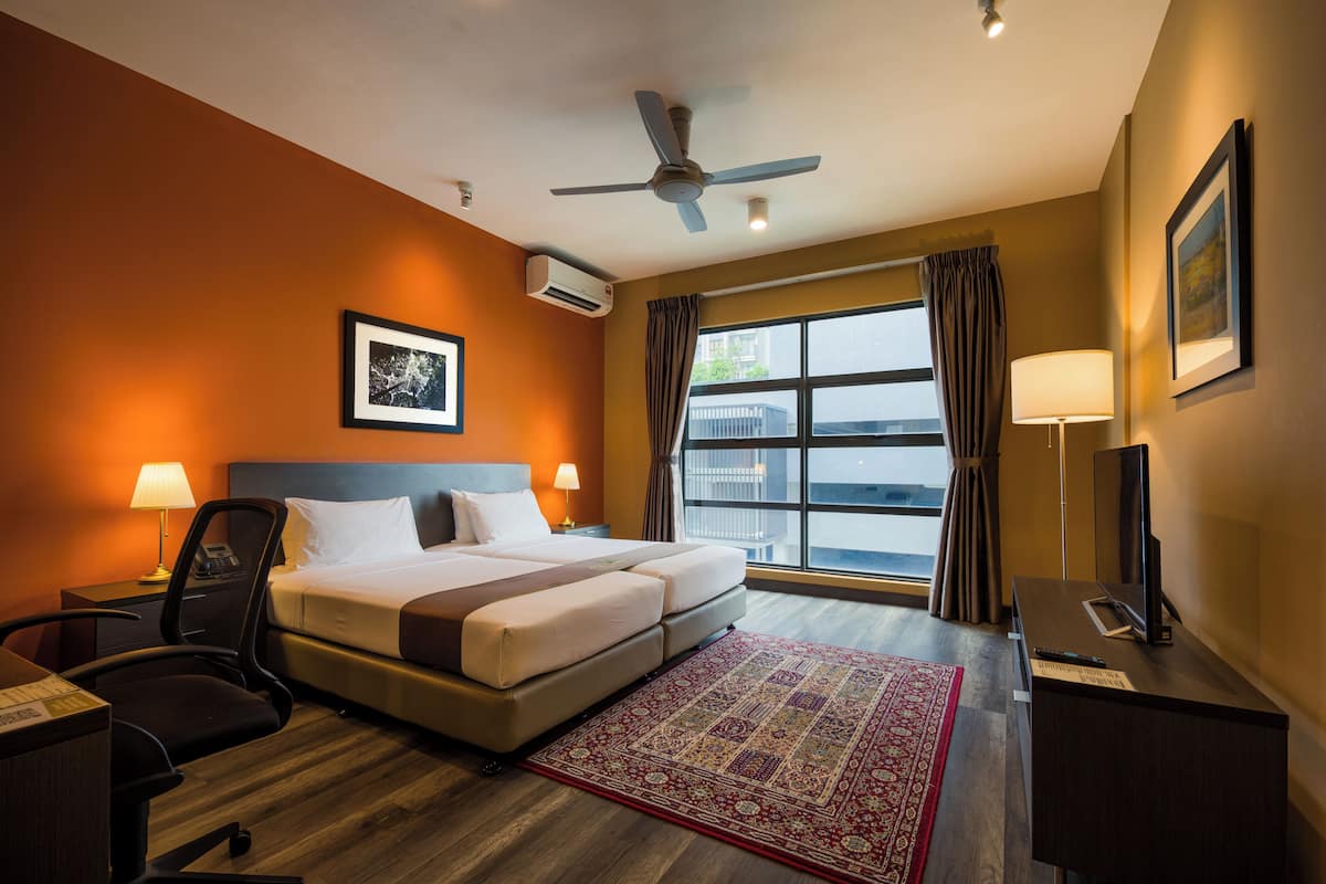 Standard Twin Suite | Cofres nos quartos, escrivaninha, ferros/tábuas de passar roupa