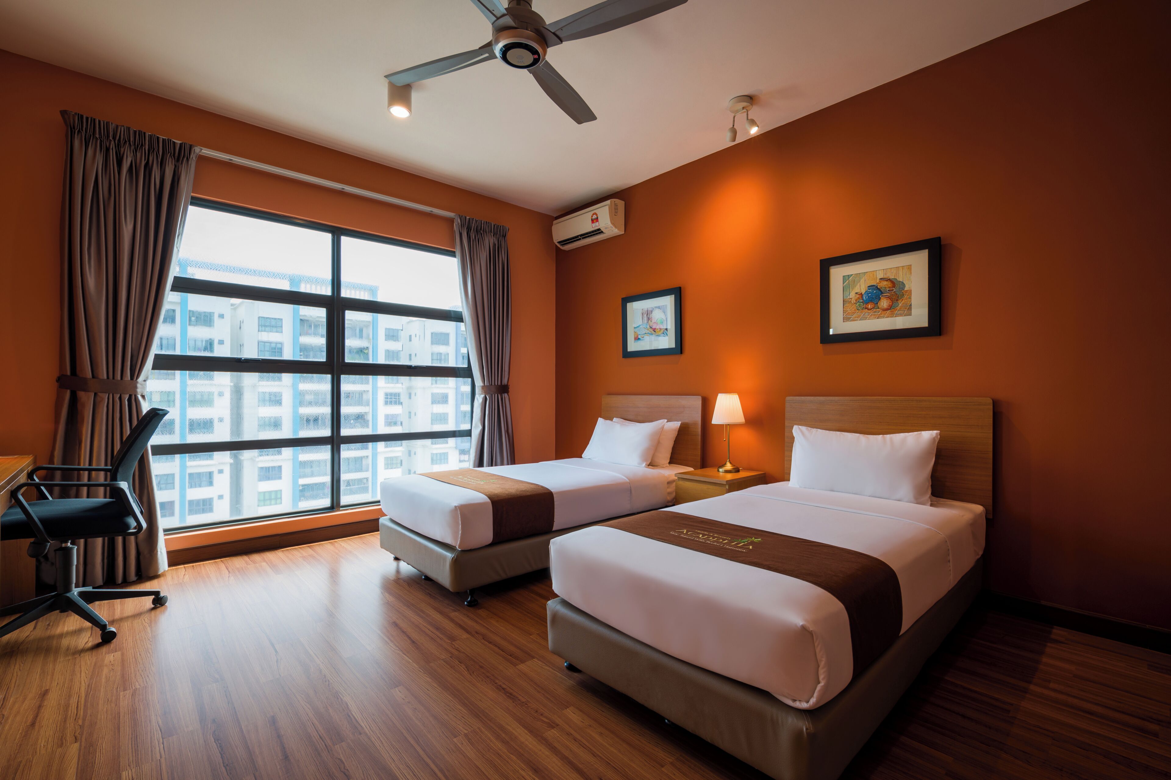 Premier Twin Suite | Cofres nos quartos, escrivaninha, ferros/tábuas de passar roupa