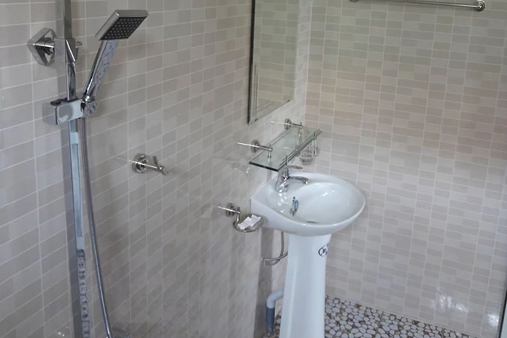 Quarto Triplo Standard, varanda | Casa de banho | Um polibã, artigos de higiene pessoal grátis, um secador de cabelo 