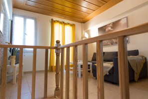 Apartamento superior | Área de estar | TV de tela plana 33 polegadas com canais via satélite, TV LED