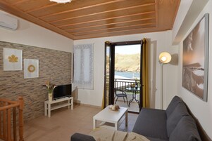 Apartamento Superior | Sala | Televisor de ecrã plano de 33 polegadas com canais via satélite