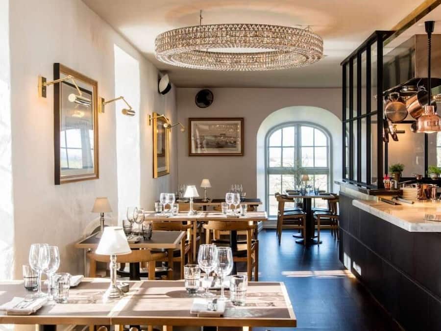 2 restaurantes, com serviço de café da manhã e almoço; culinária local