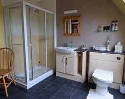 Quarto duplo, banheiro privativo | Cortinas blackout, Wi-Fi de cortesia, roupa de cama