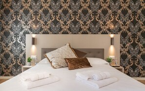 Quarto Deluxe, 1 cama king-size, varanda, Vista para a cidade | Roupa de alta qualidade, edredões de penas 