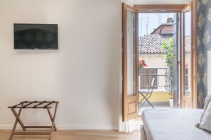 Quarto Deluxe, varanda, Vista para a cidade | Roupa de alta qualidade, edredões de penas 