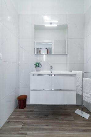 Quarto Deluxe, Vista para a cidade | Lavatório na casa de banho
