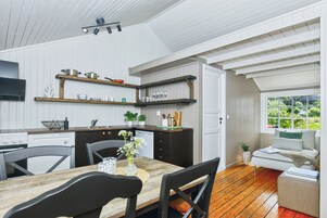 Cabine, 2 quartos, vista para a montanha, junto ao mar | Cozinha privada | Uma cafeteira/bule, um frigorífico, um forno, uma placa de cozinha