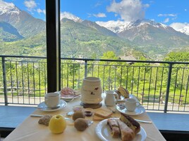 Café da manhã com buffet grátis todos os dias