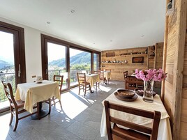 Café da manhã com buffet grátis todos os dias