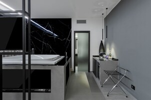 Suíte superluxo, sacada, vista para a cidade | Banheira de hidromassagem particular