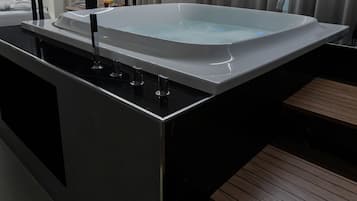 Suíte superluxo, sacada, vista para a cidade | Banheira de hidromassagem particular