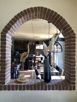 Serve pequenos-almoços, almoços e jantares 