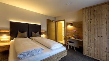 Quarto casal | Roupas de cama premium, frigobar, cofres nos quartos, escrivaninha