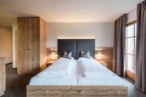 Quarto casal | Roupas de cama premium, frigobar, cofres nos quartos, escrivaninha